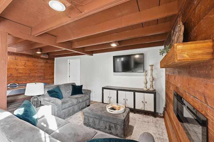 Renovated 1950s Barndominium—pet-friendly & Modern - Overland Park, KS
