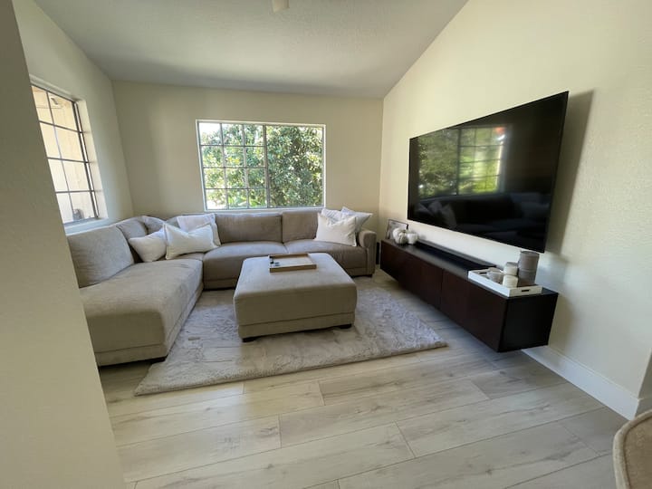 Modern Condo In Rancho Santa Margarita - Rancho Santa Margarita, CA