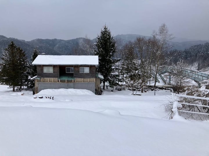スキー場目の前100m｜bbq＆パーティーok｜山のアトリエを一棟貸切｜最大10名 - Takayama
