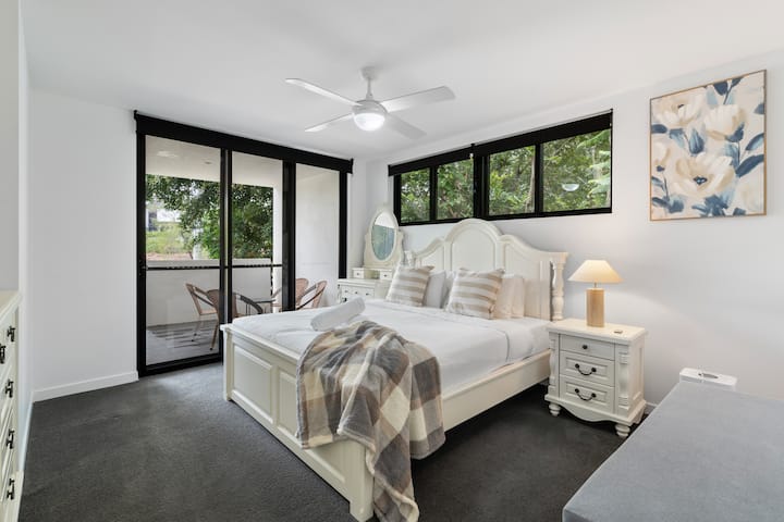 Spacious 3bedroom Apartment W/ 2 Carparks, Nearuq - Oxley