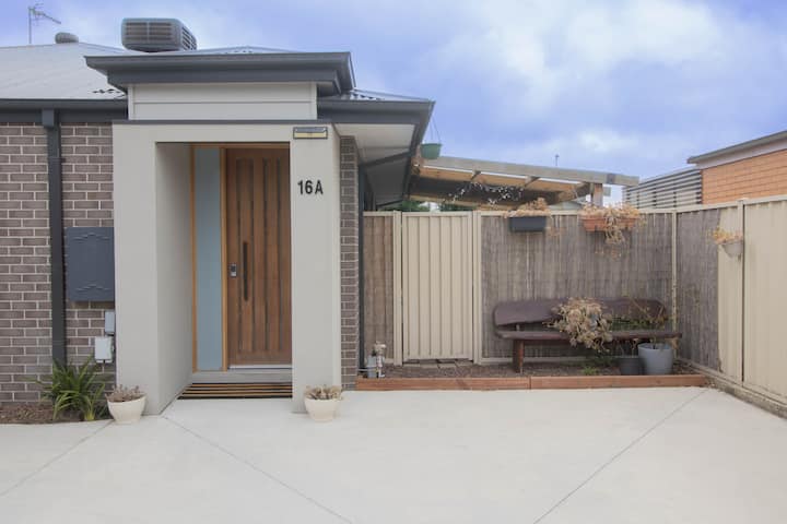 The Modern On Longley - 4 Bedroom Townhouse - Ballarat