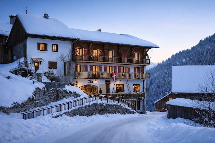 Splendid Ski-in/ski-out Historical Chalet! - Saint-François-Longchamp