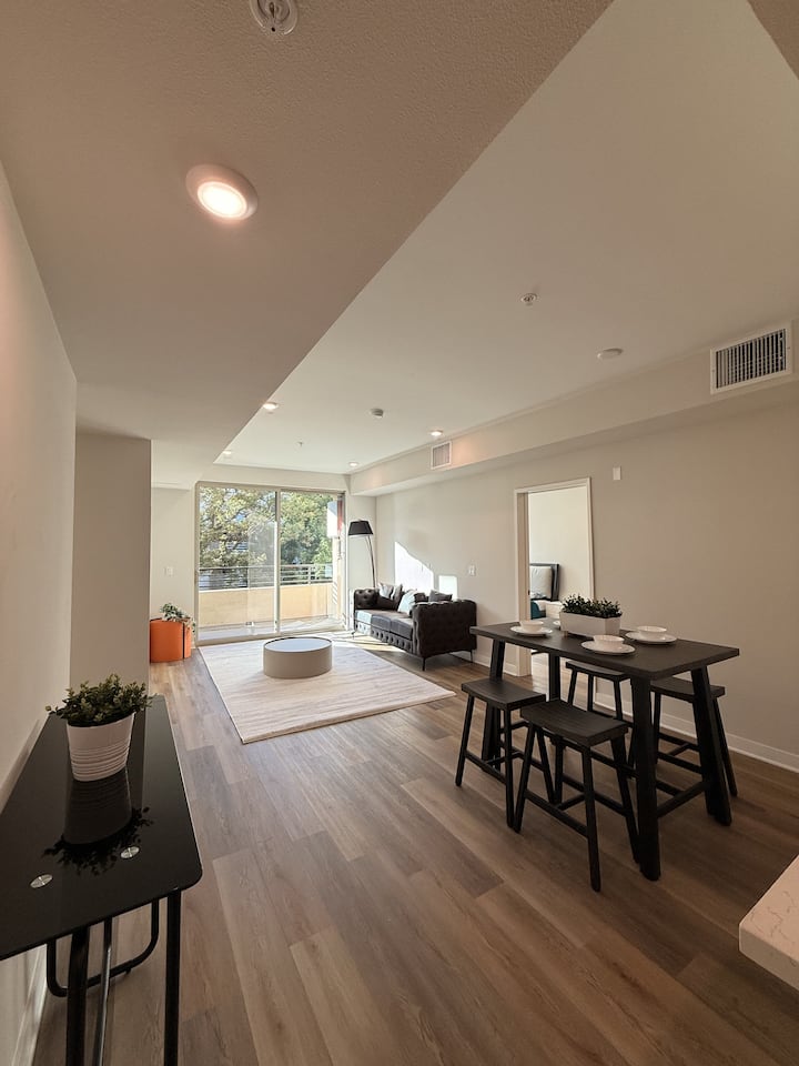 City Vibes 3br W/ Private Balcony – Koreatown - Los Angeles, CA