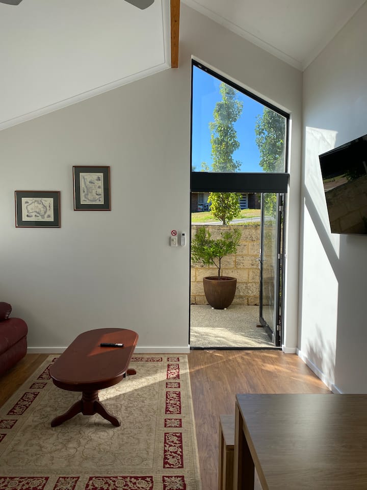 Light & Bright One Bedroom Guest House / Apartment - Perth