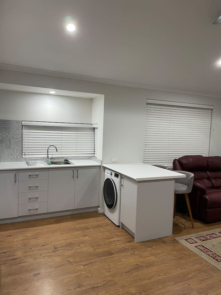 Light & Bright One Bedroom Villa/apartment - Kingsley