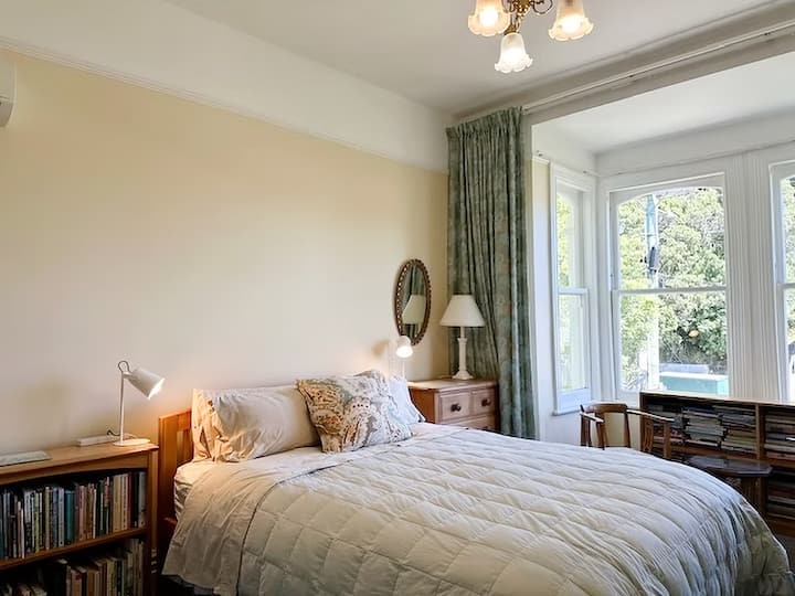 Robin Hyde Room At Booklovers B&b - Wellington