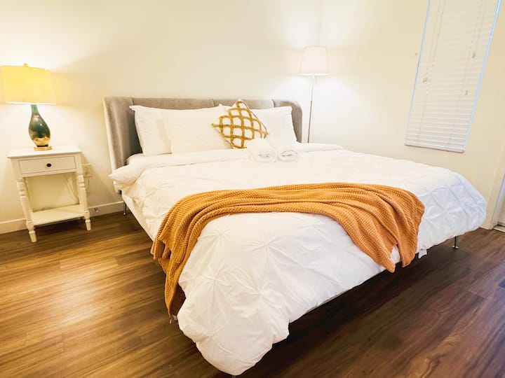 1b1r｜irvine King Bed Dj Plaza Airport - Irvine, CA