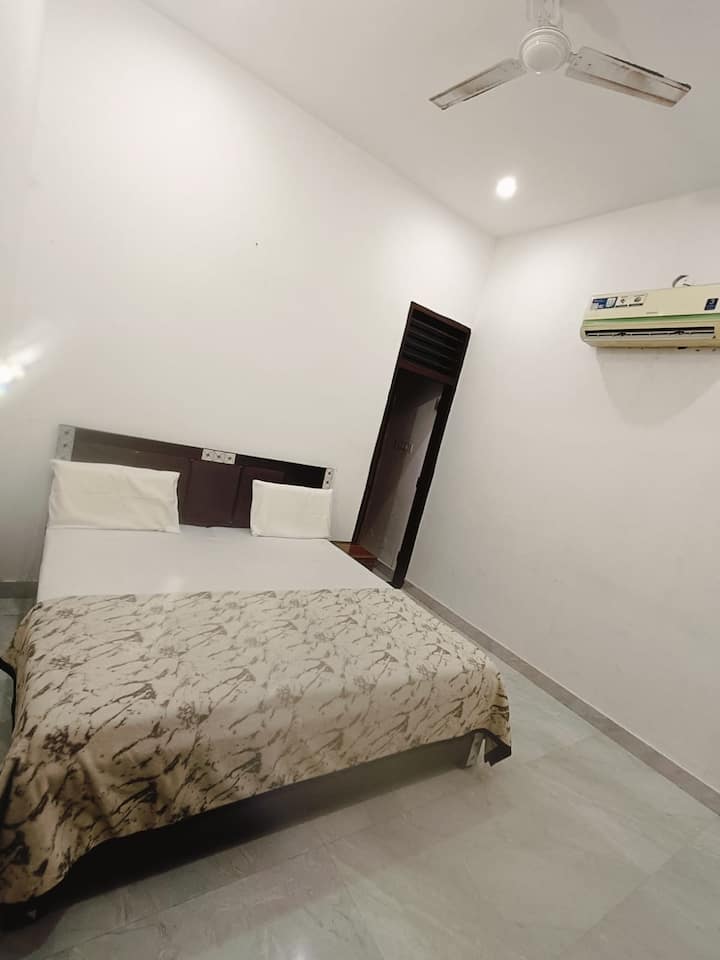 Rooms Near Prem Mandir Vrindavan - Vrindavan