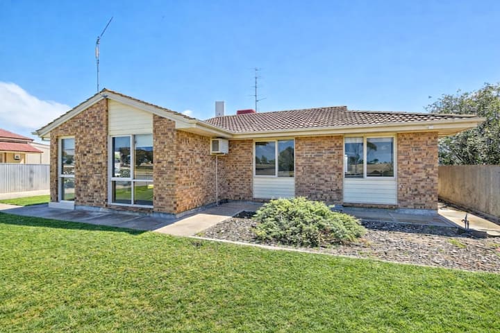 Coastal Escape 
Relax. Fish. Unwind. Repeat. - Port Victoria