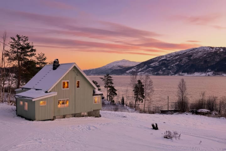Cozy House By The Fjord – Peaceful Getaway - Noruega
