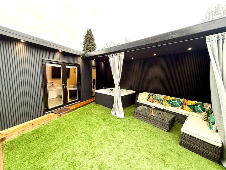 Luxe Garden Cabin • Hot Tub, Led Cinema & Parking - 