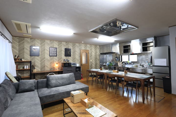 朝市通りまで徒歩1分｜最大8名宿泊可能｜katsuuranook｜駐車場３台分併設｜広々とした庭｜ - Katsuura