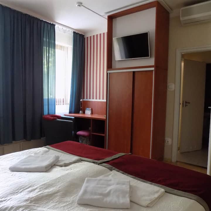 Családi Szoba 3 Fős - 2 Hálótér, Közös Fürdőszoba - Miskolc