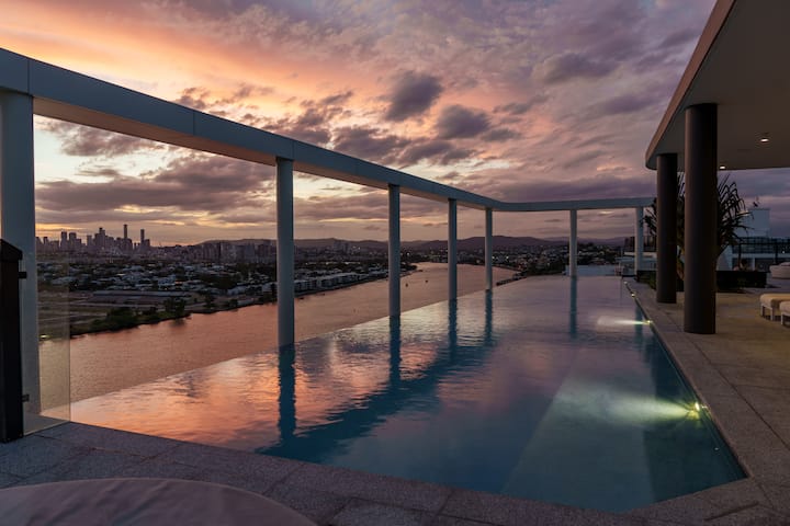 Wharf | Luxury 1br Oasis W Pool, Parking & Sauna - ニューステッド