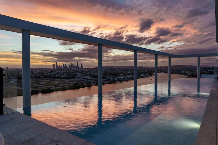 Wharf | Luxury 1br Oasis W Pool, Parking & Sauna - Newstead