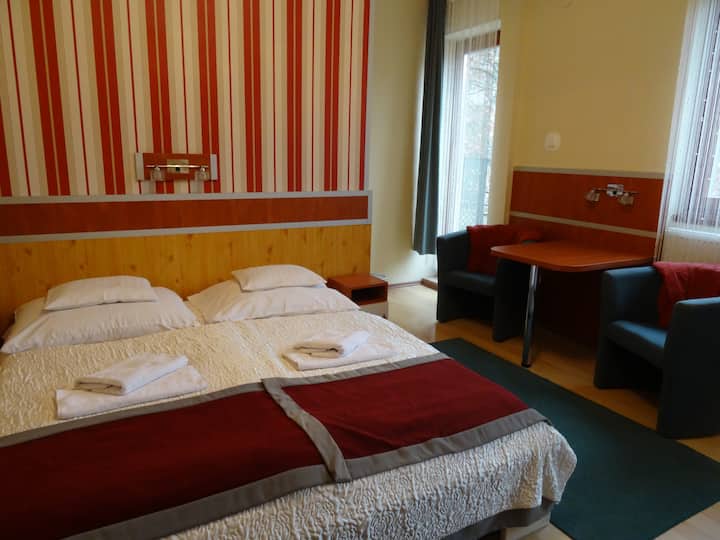 Családi Szoba 4 Fős - 2 Hálótér, Közös Fürdőszoba - Miskolc