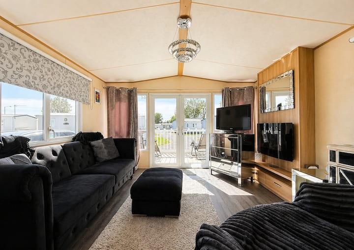 Caravan With Decking In Seawick Ref 27015hv - Clacton-on-Sea