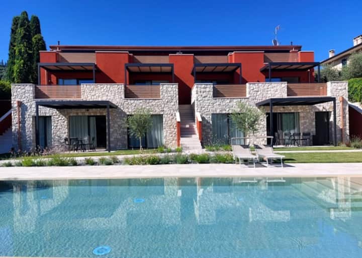 Vista Lago E Piscina - Garda