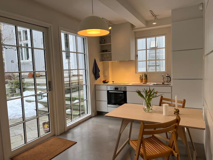 Liten Enebolig – Med Privat Parkering Og Hage - 오슬로