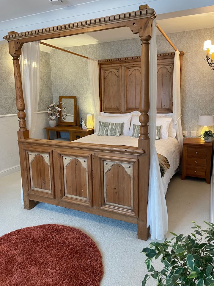 Deluxe King-size Four Poster B&b Bedroom - St Austell