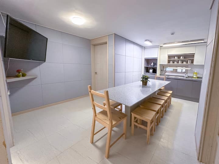 H3오픈2주간특별할인 공항근처 바다도보1분 방8 퀸침대8 욕실2개 16인용초대형 식탁완비 - Jeju-si