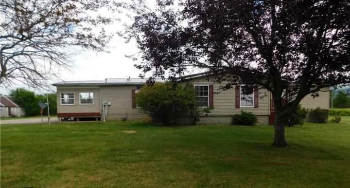 3 Bedroom Home With Big Front And Backyard - Nemacolin, PA