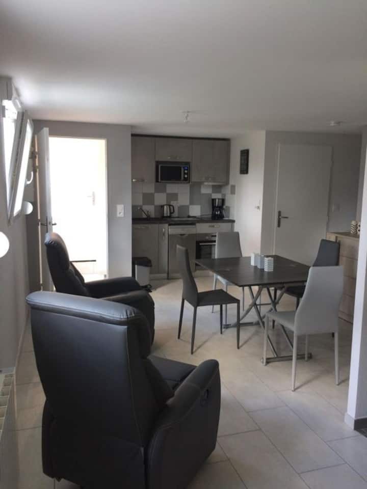 Haut-doubs, Pays Horloger. Studio Rez De Jardin, - La Chaux-de-Fonds