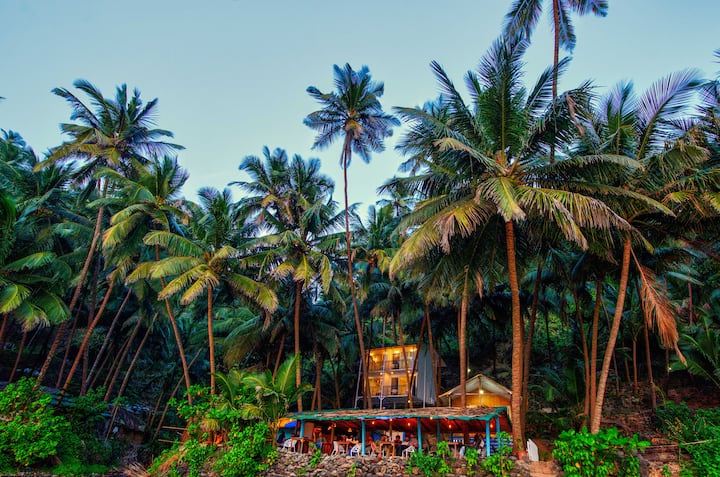 Beachfront Cliffside Nature Stay, Kakolem - Goa