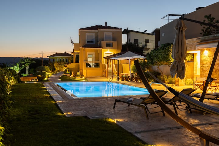Chios Seafront Luxury Villa With Pool - Хиос