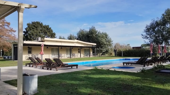 Complejo - Suites - Lobos
Pileta - Parque Amplio - Lobos