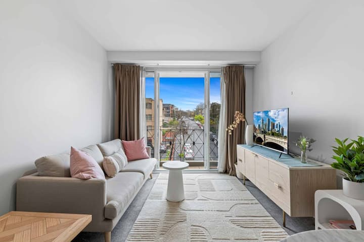 New: Balcony Views+heated Pool+walk To Everything - Australia