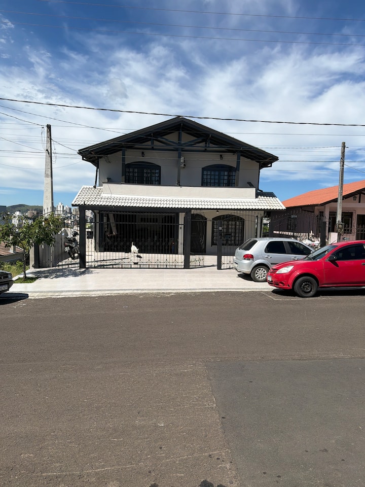 Uma Kit Net Em Residência Familiar Bem Localizada. - Lages