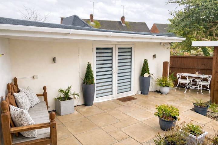 Private Modern Studio Retreat - Luton