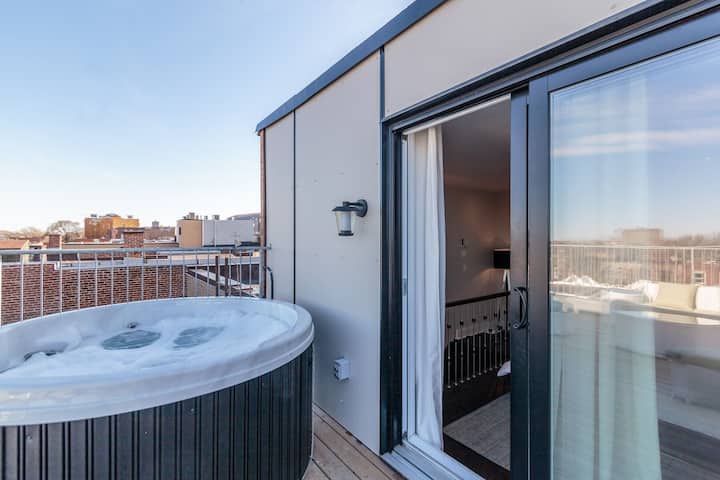 Cozy 2br With Private Hot Tub - Laval