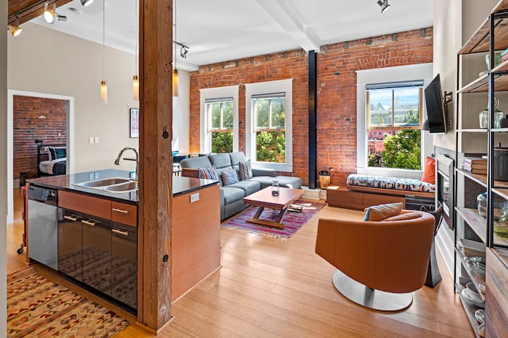 Bright & Stylish 2br/2ba | Central Victoria Stay - Victoria