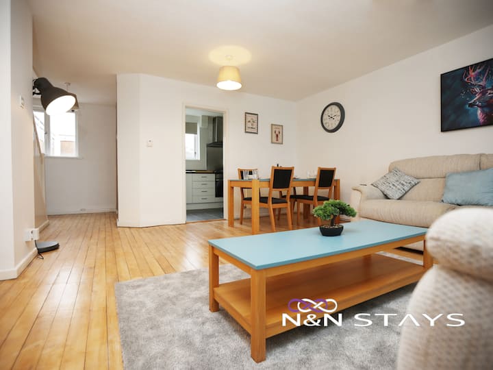4 Bedroom House With Private Parking In Newport - Newport