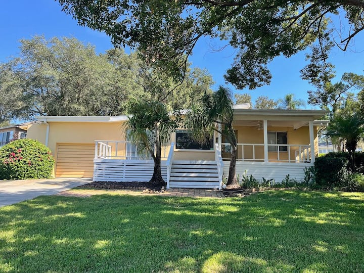 Charming Lake Retreat - Clermont, FL