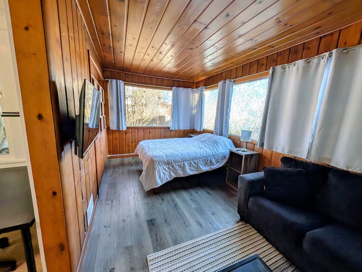 Spacious Private Studio - 1 Bath - Near Greenbelt - Boise, ID