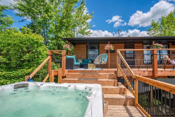 Cottage With Hot Tub And Waterfalls - Lac-Simon