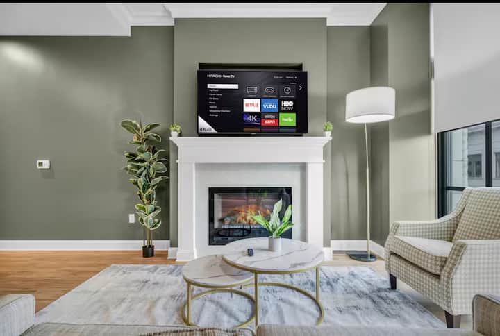 Luxury Penthouse With Lake Views & Free Parking - Cleveland, OH