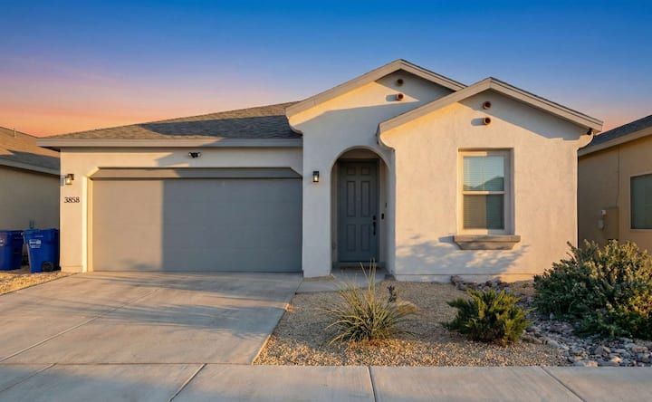 Las Cruces Gem With Pool Table & Private Yard - ニューメキシコ州