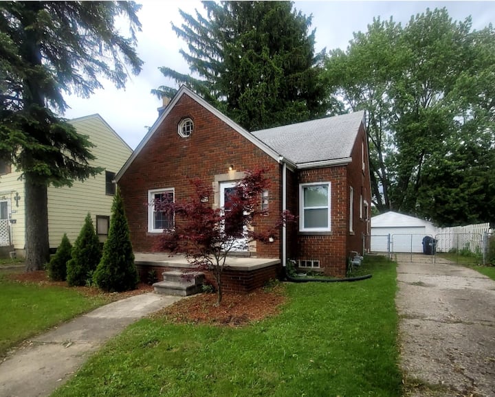 Coming Soon 3br 1.5ba 7 Day+ Monthly Stay Specials - Livonia