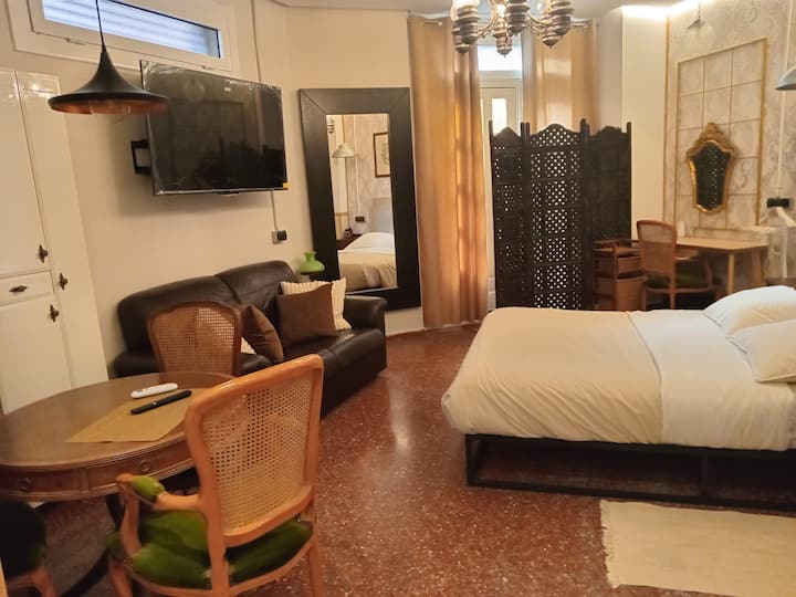 Pequeño Estudio Totalmente Equipado. - Sant Boi de Llobregat