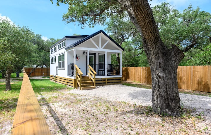 Live Oaks Tiny House • Fenced Yard • Pet Friendly - Goose Island State Park, Rockport