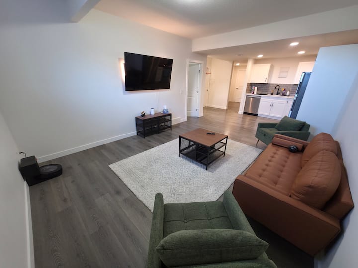 Spacious Airy Lower Unit In Airdrie - Airdrie
