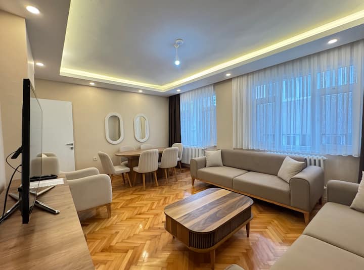 Central Renovated 2+1 Apartment In Nişantaşı - Estambul