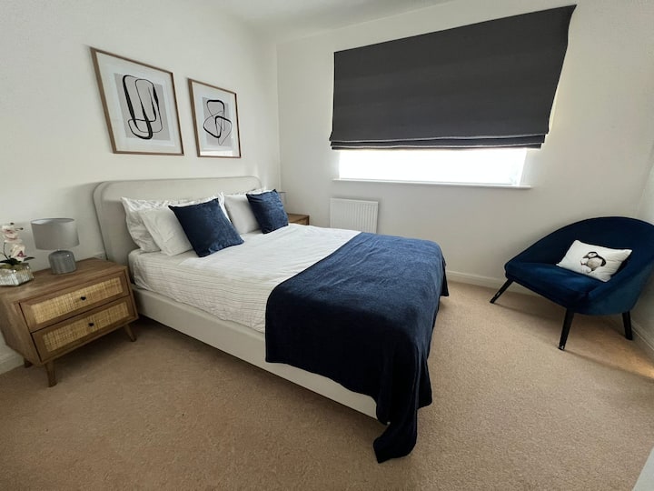 Family Home With Parking, Large Garden & Balcony - Barry