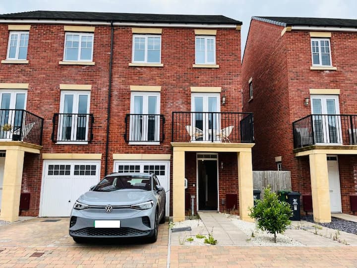 Family Home With Parking, Large Garden & Balcony - Cardiff