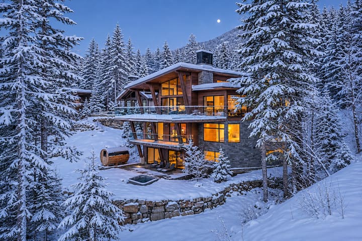 The Mountaintop At Kadenwood | Ski In Ski Out - Whistler