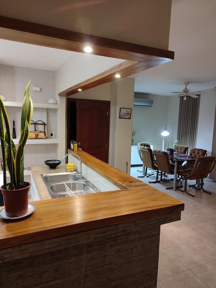 La Mejor Ubicación A Una Cuadra De La Mejor Playa - Salinas